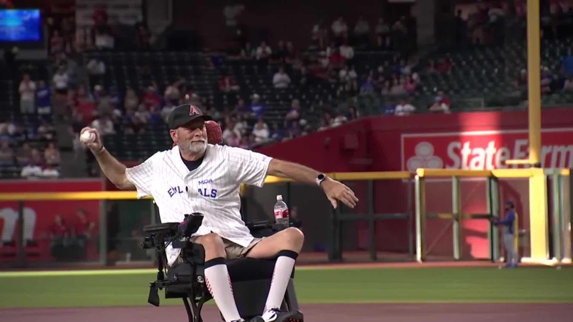 Gilbert man with ALS throws first pitch at Diamondbacks’ Lou Gehrig Day