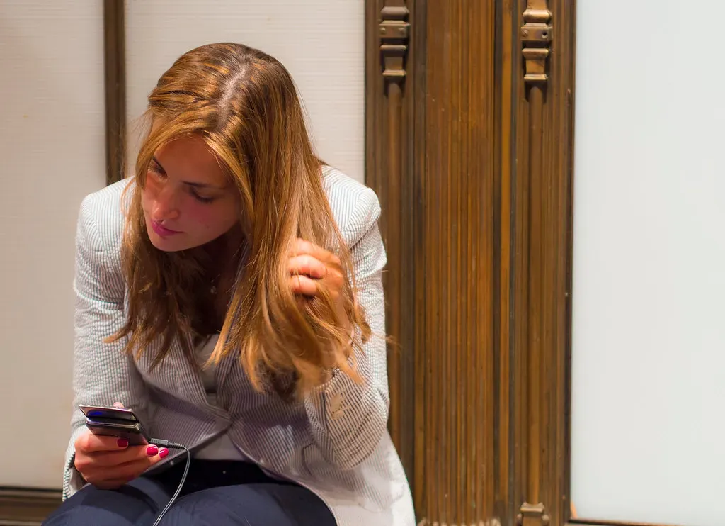 7 signs someone's lack of manners makes others uncomfortable