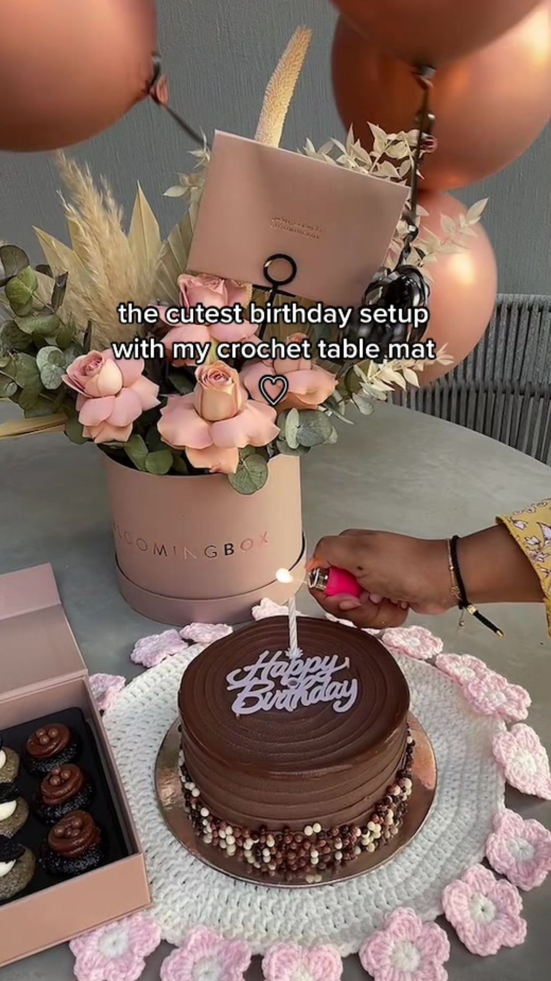 How a crochet flower mat makes your cake look adorable