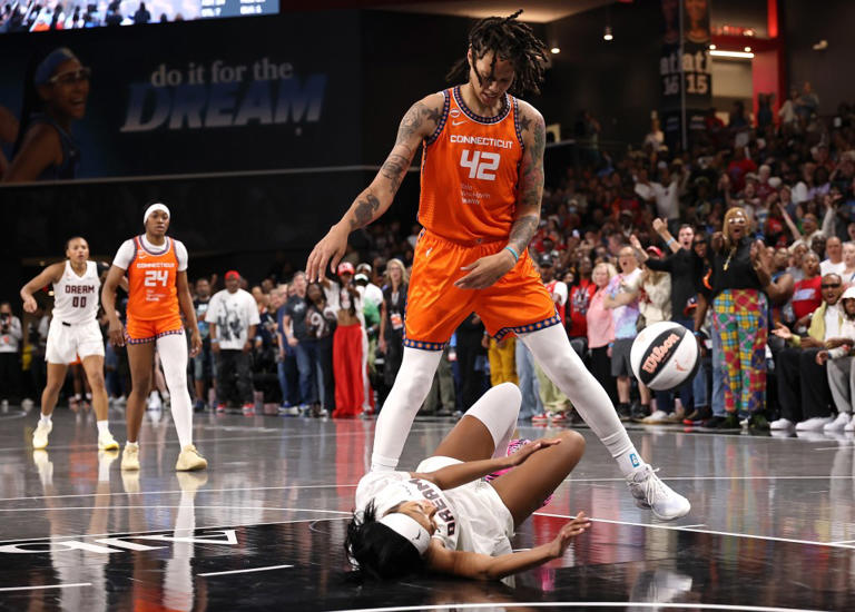 Brittney Griner gets controversial flagrant foul after Angel Reese ...
