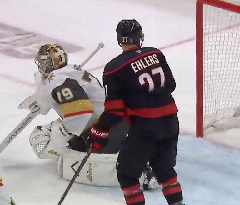 Séries en bref : Les fans des Hurricanes se moquent de Carter Hart