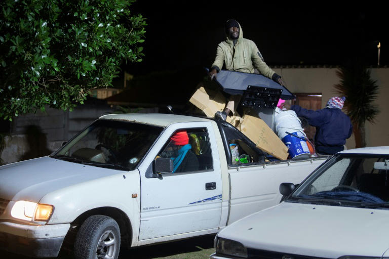Hundreds flee as South Africa anti-migrant mobs go door-to-door