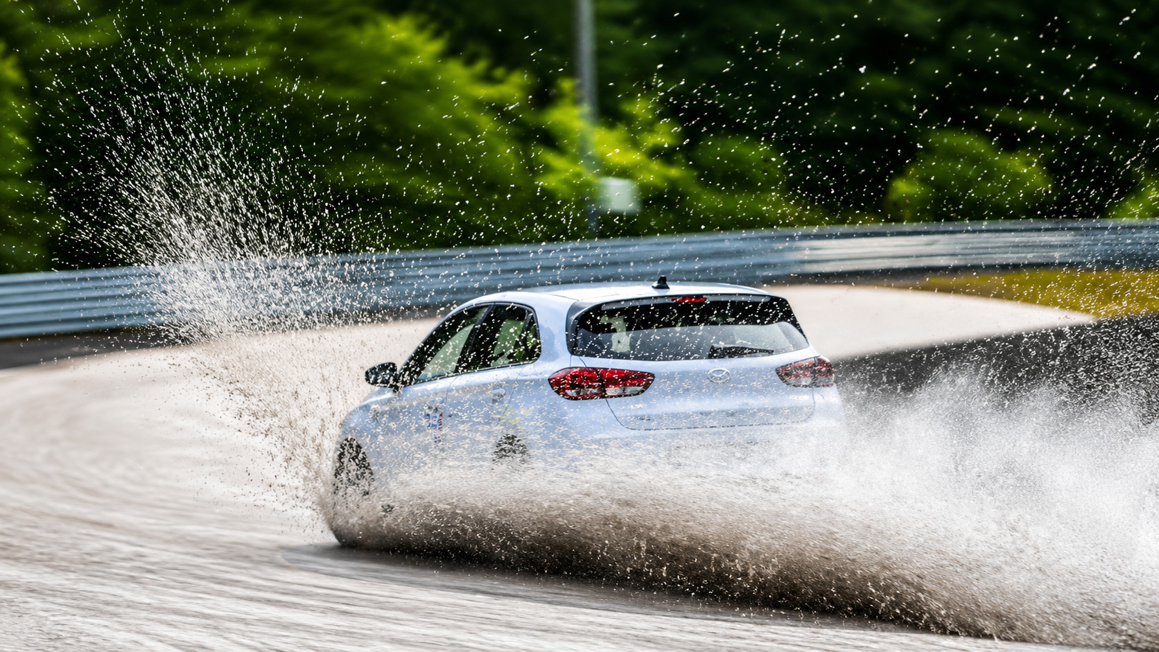 Hyundai slides into gravel and kicks up massive stone chips