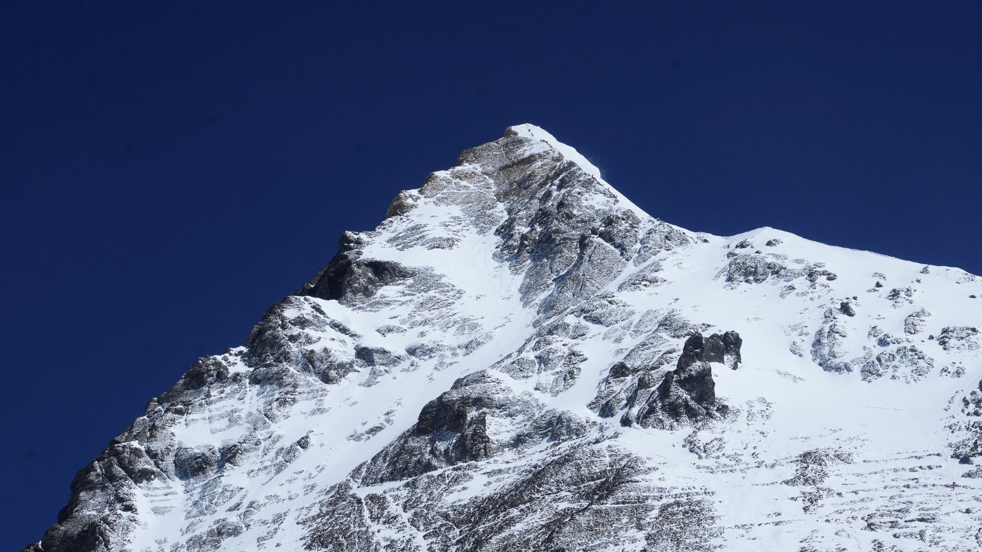 Mount Everest: Mehr als 1000 Bergsteiger erklimmen höchsten Berg der ...