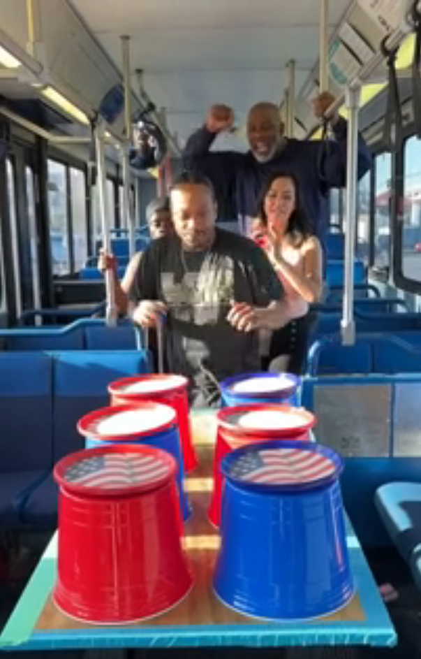Heartwarming public prize game on the bus