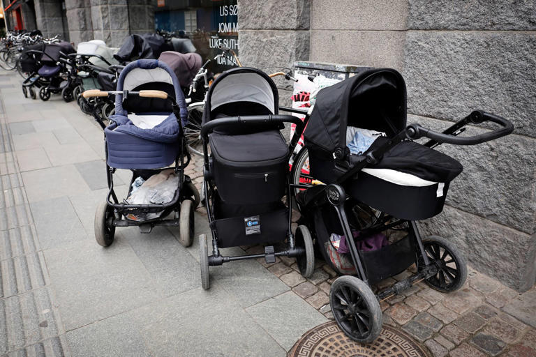 Barnevogn med sovende barn blev flyttet: Politiet efterforsker ...