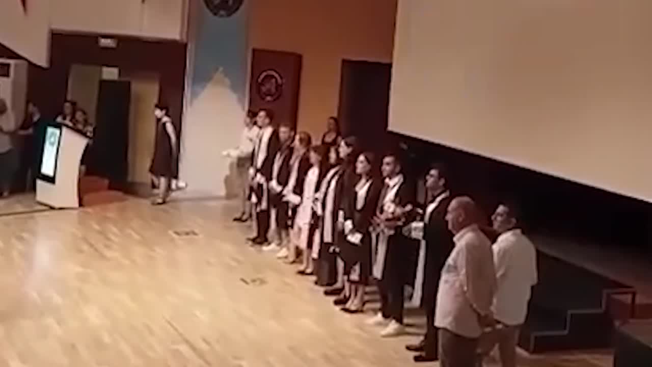 Bölüm başkanı "Diplomanızı vermiyorum" dedi, salon karıştı