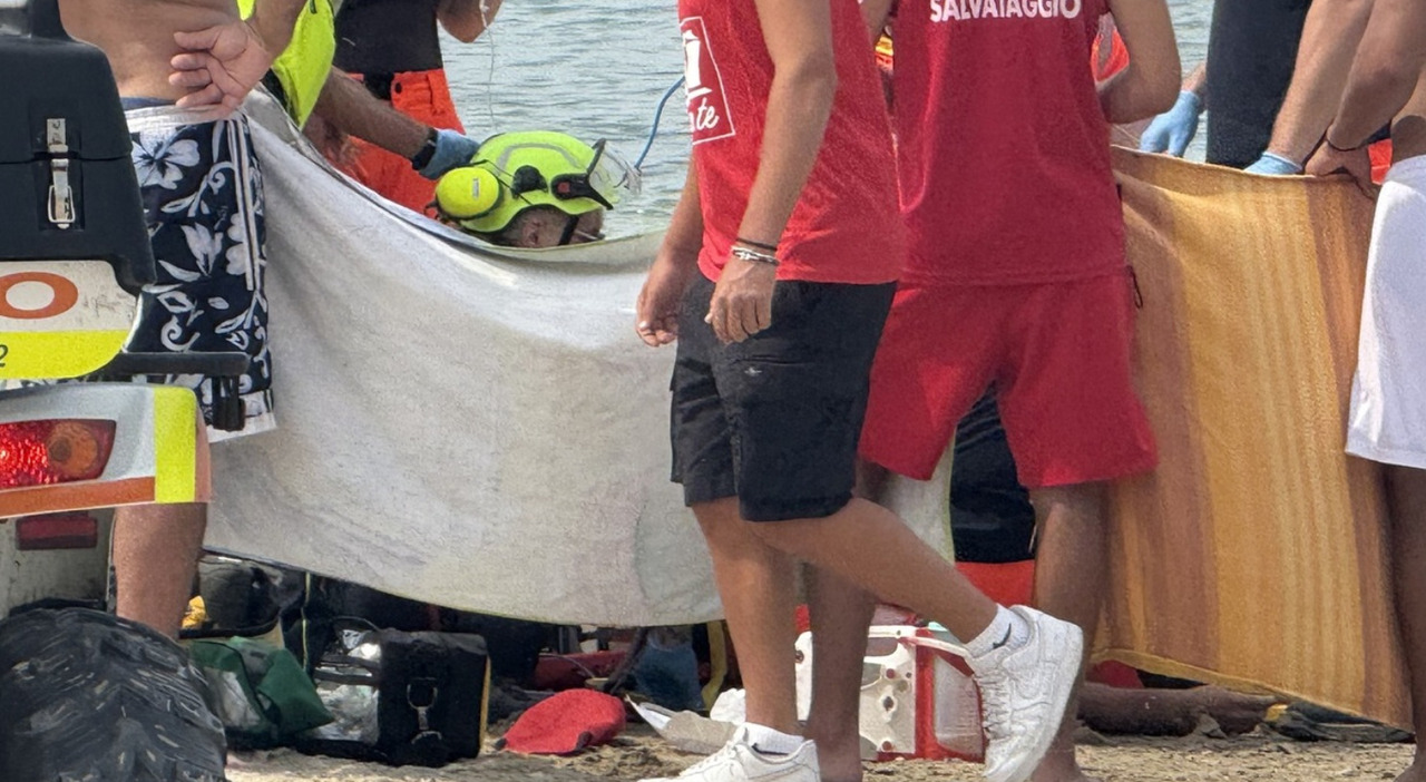 Malore in spiaggia, muore sotto gli occhi della sorella. Vani i soccorsi