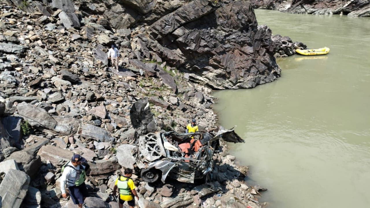 Uttarakhand: Car with 8 plunges into gorge, SDRF searches river