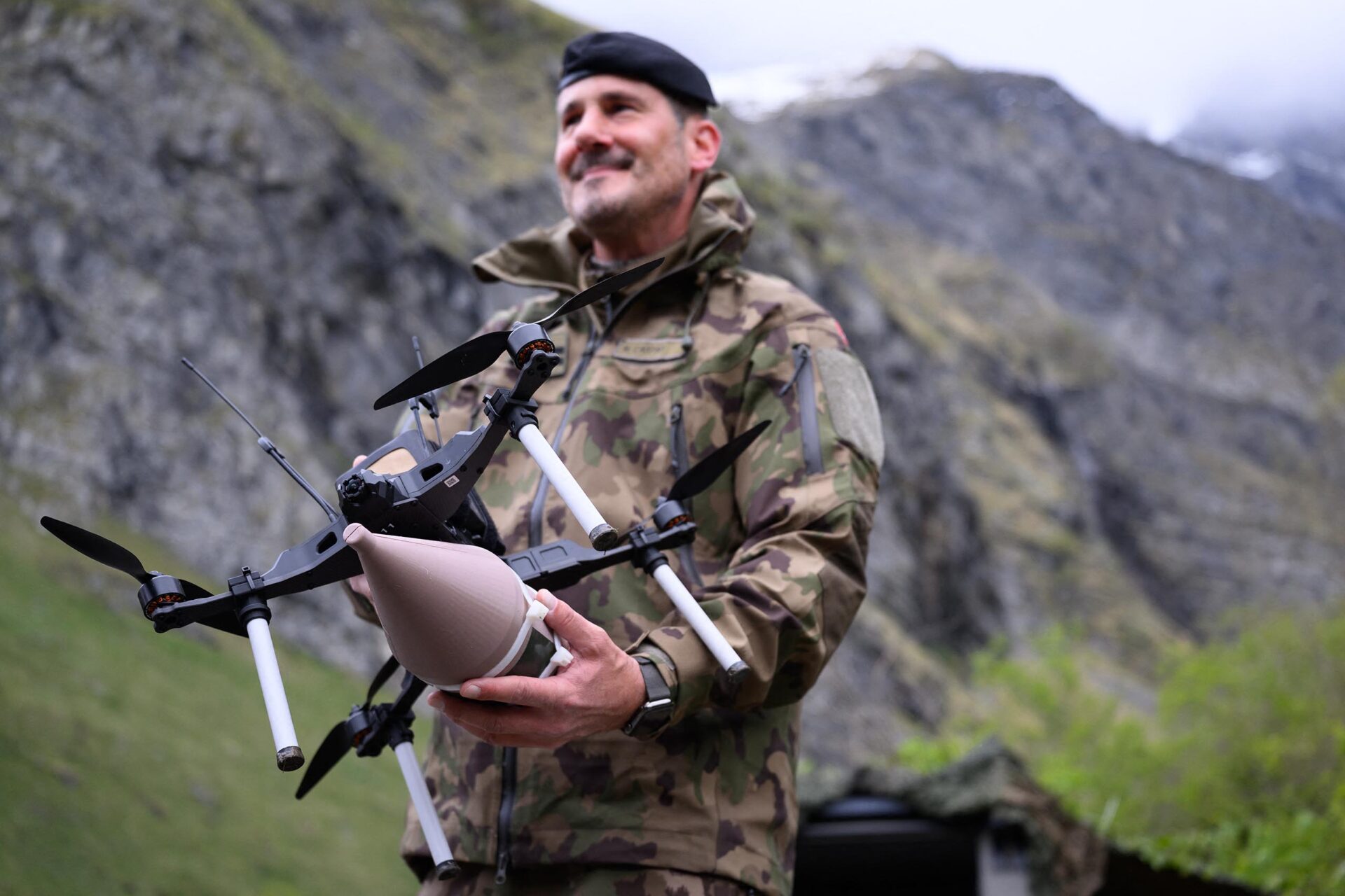 Face à la menace de guerre en Europe, la Suisse historiquement neutre ...