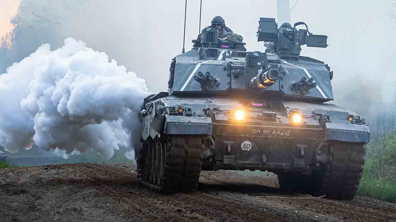 NATO membawa tank Challenger 2 untuk latihan di dekat perbatasan Rusia