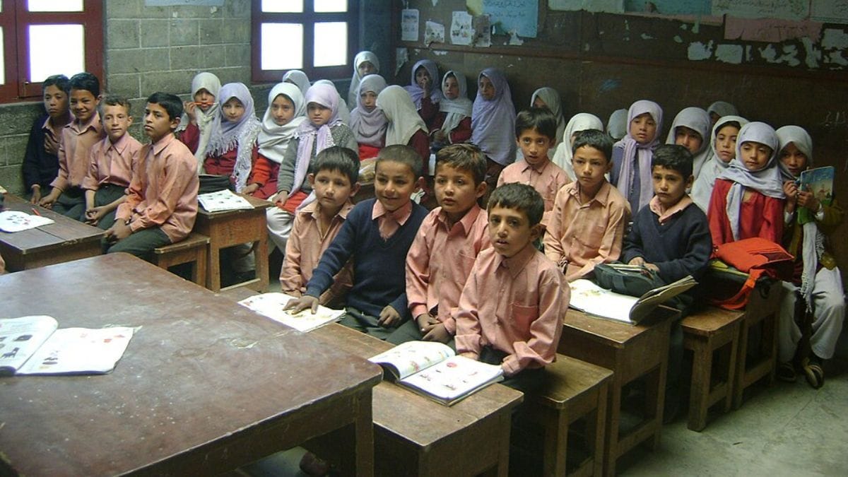Pakistan privatising education meets resistance. Teachers protest in ...
