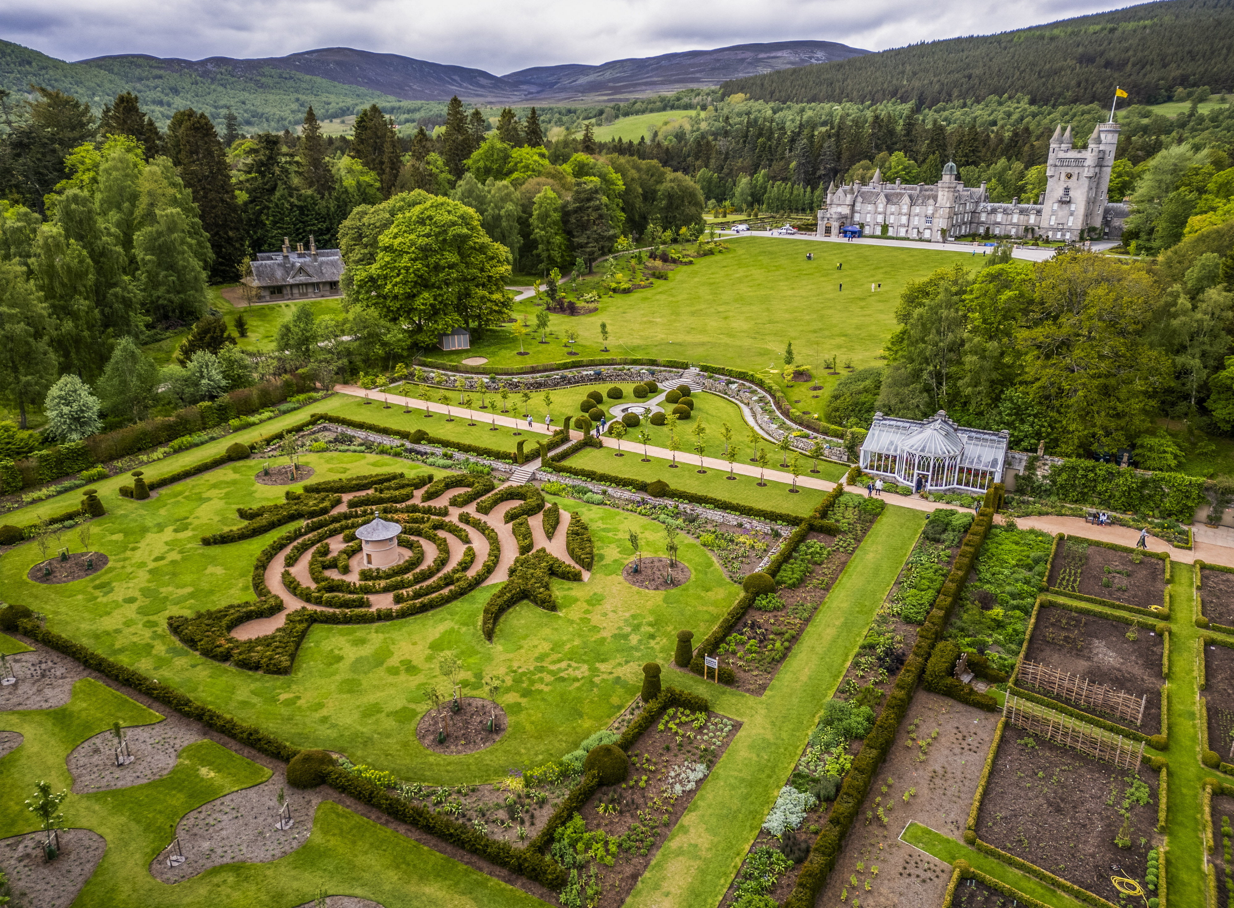 Drone footage shows stunning new thistle-shaped maze at Balmoral Castle ...