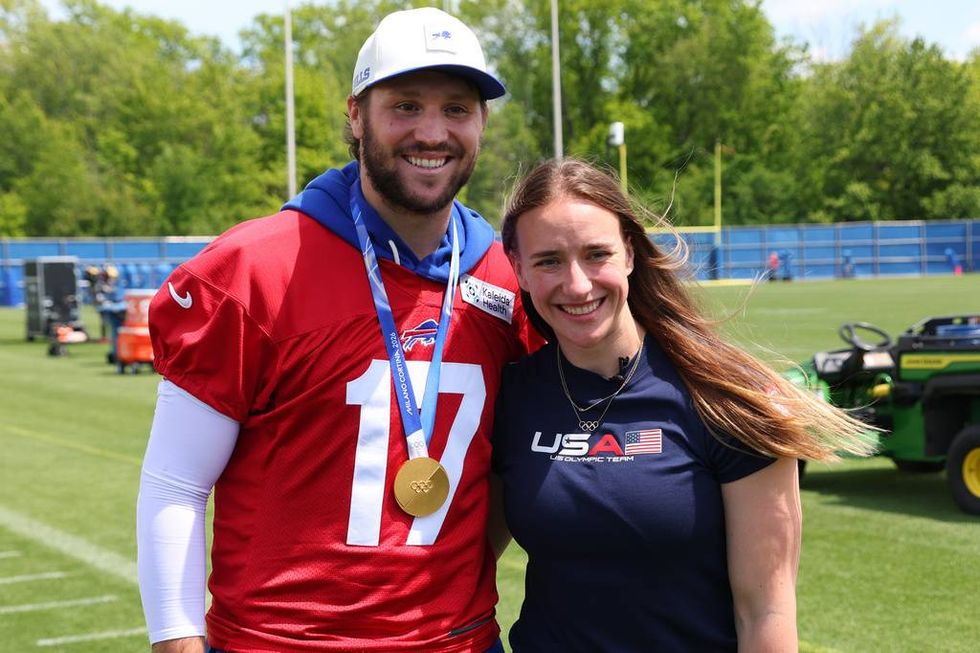 Hayley Scamurra gets a thrill showing off US hockey gold medal with ...