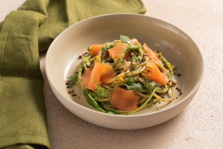 Spaghetti integrali con pesto di rucola e salmone