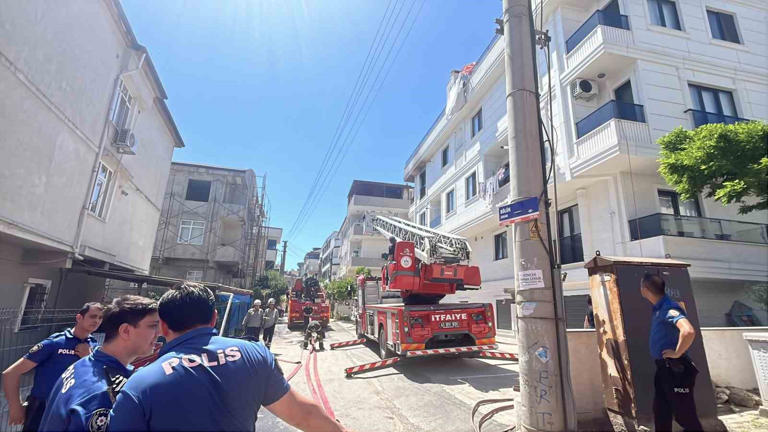 Yangında mahsur kalan hamile anne ve 2 çocuğu kurtarıldı