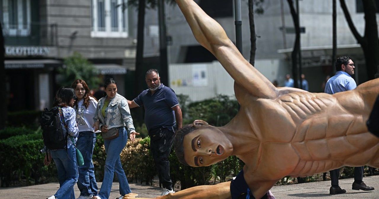 Mexico World Cup statues set on fire