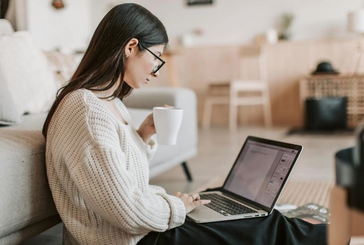 20 online jobs that let you work while the world sleeps