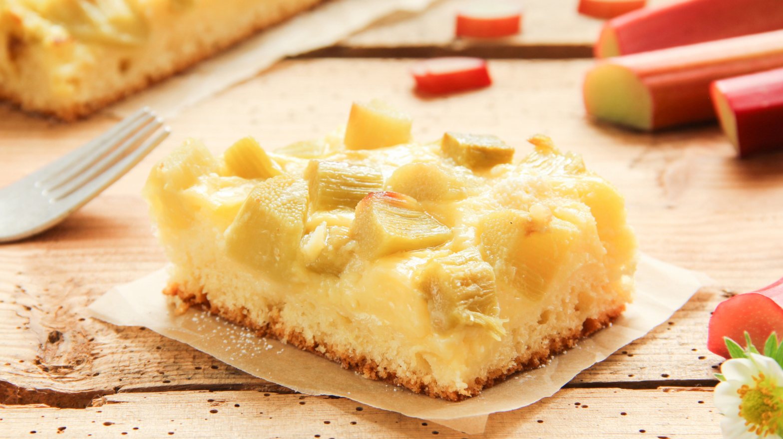 Rhabarber-Kuchen vom Blech: Rezept mit Vanillepudding