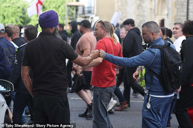 Moment Sikh taxi driver shakes hands with Henry Nowak protesters in ...