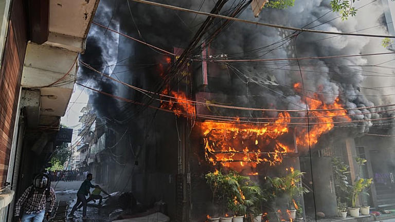 Incendio arrasa un edificio en Nueva Delhi y mata al menos a 18 personas