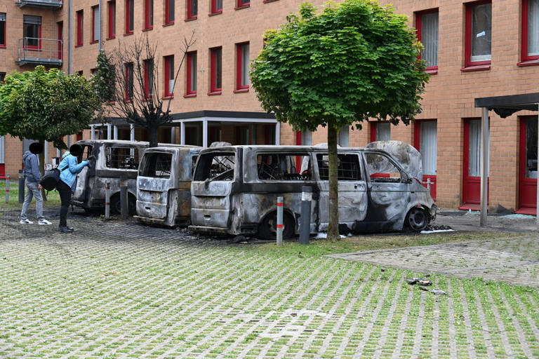 Staatsschutz ermittelt: Busse von Ausländeramt des Kreises in Bergheim ...