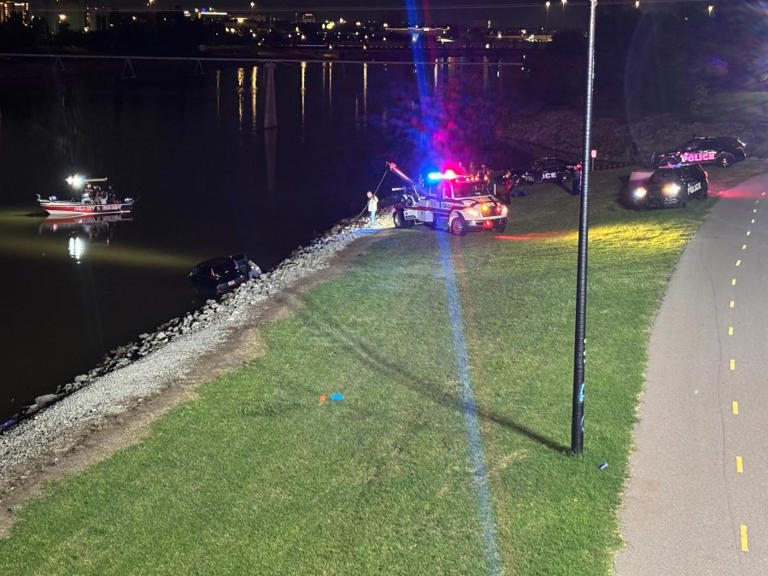 OKC dive crews pull car from Oklahoma River, no one found after search