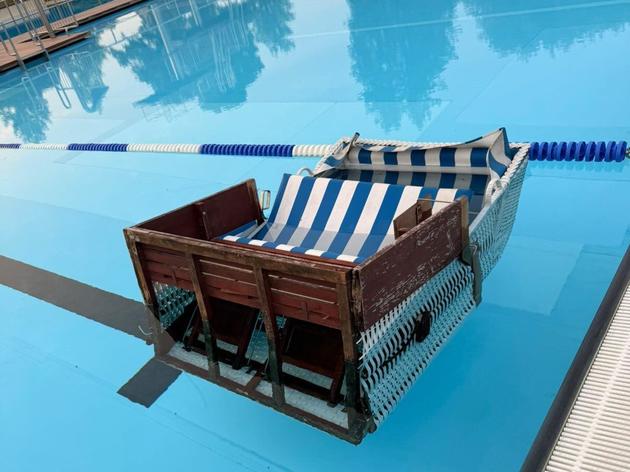 Unbekannte werfen Inventar ins Freizeitbad – zwei Strandkörbe zerstört