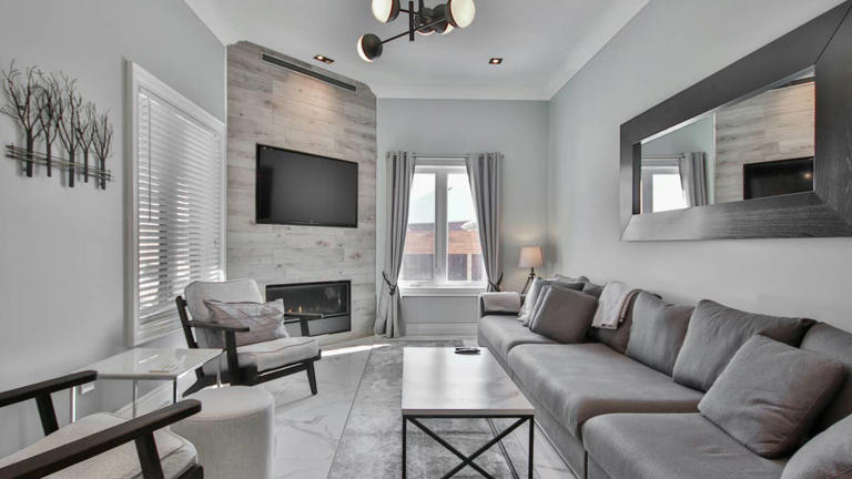 5 paint colors interior designers say they’d never use in a dark room