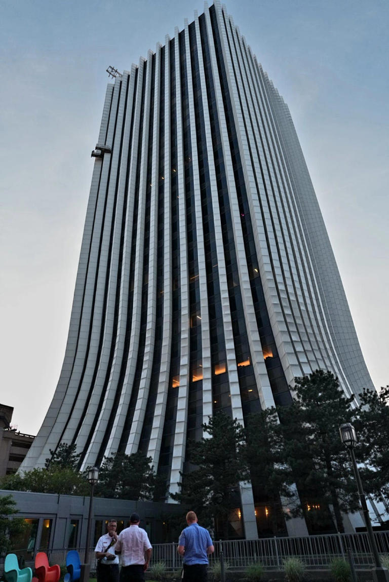 3 window washers rescued from Rochester skyscraper