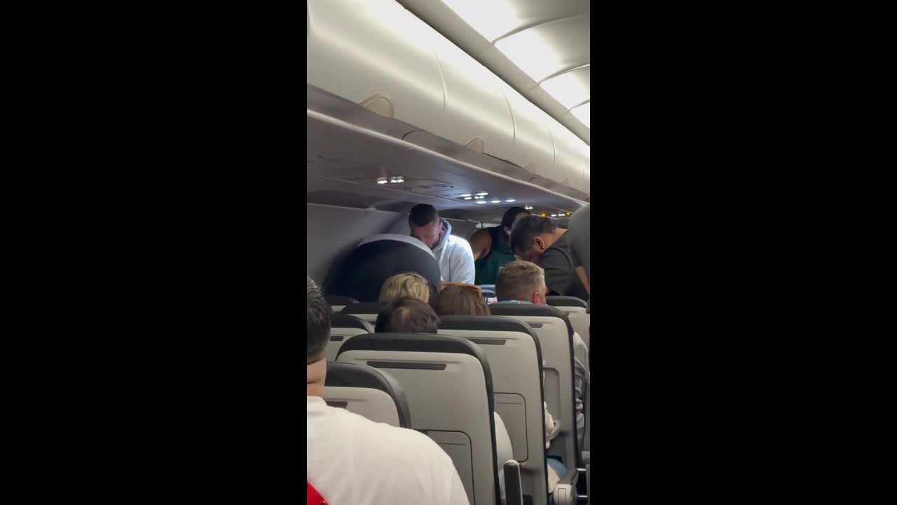 Passenger restrained after 'choking' off-duty employee on Chicago-bound ...