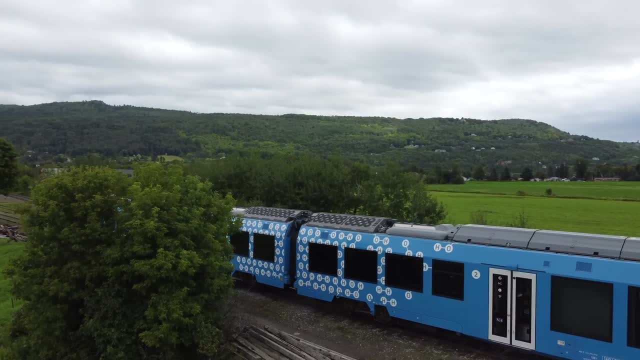 The hydrogen experiment rolling through Quebec