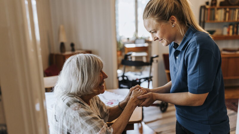 È necessaria una legge per riconoscere il ruolo dei caregiver