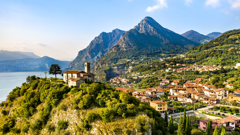 En Italie, ce village réputé pour ses oliveraies dévoile des vues ...