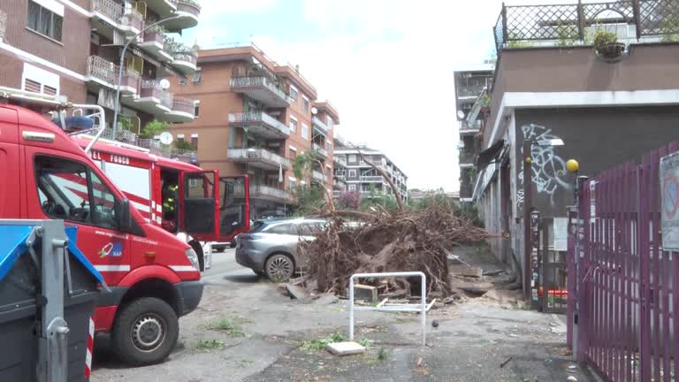 Italy hit by extremes: tornado in Rome, heat in Sicily