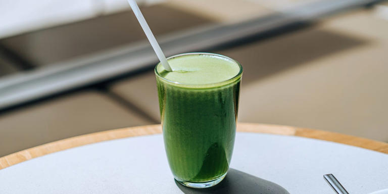 Is spinach or kale better in your smoothie? Here’s what a dietitian says