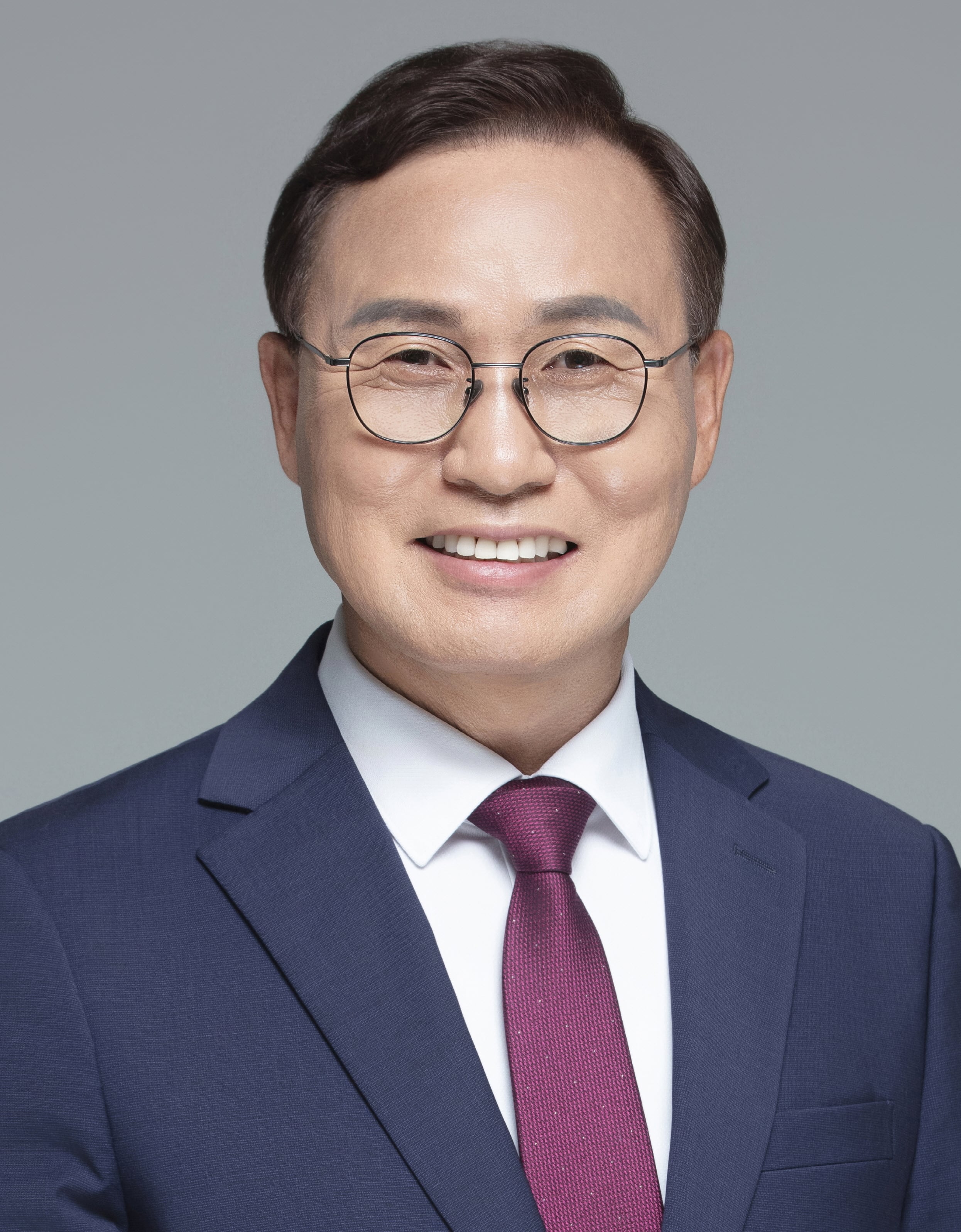 Yoon Hee-shin Becomes First Father-Son Taean County Mayor