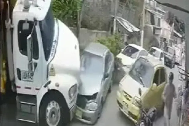 Video | Impactante accidente de tránsito: un camión recolector de ...