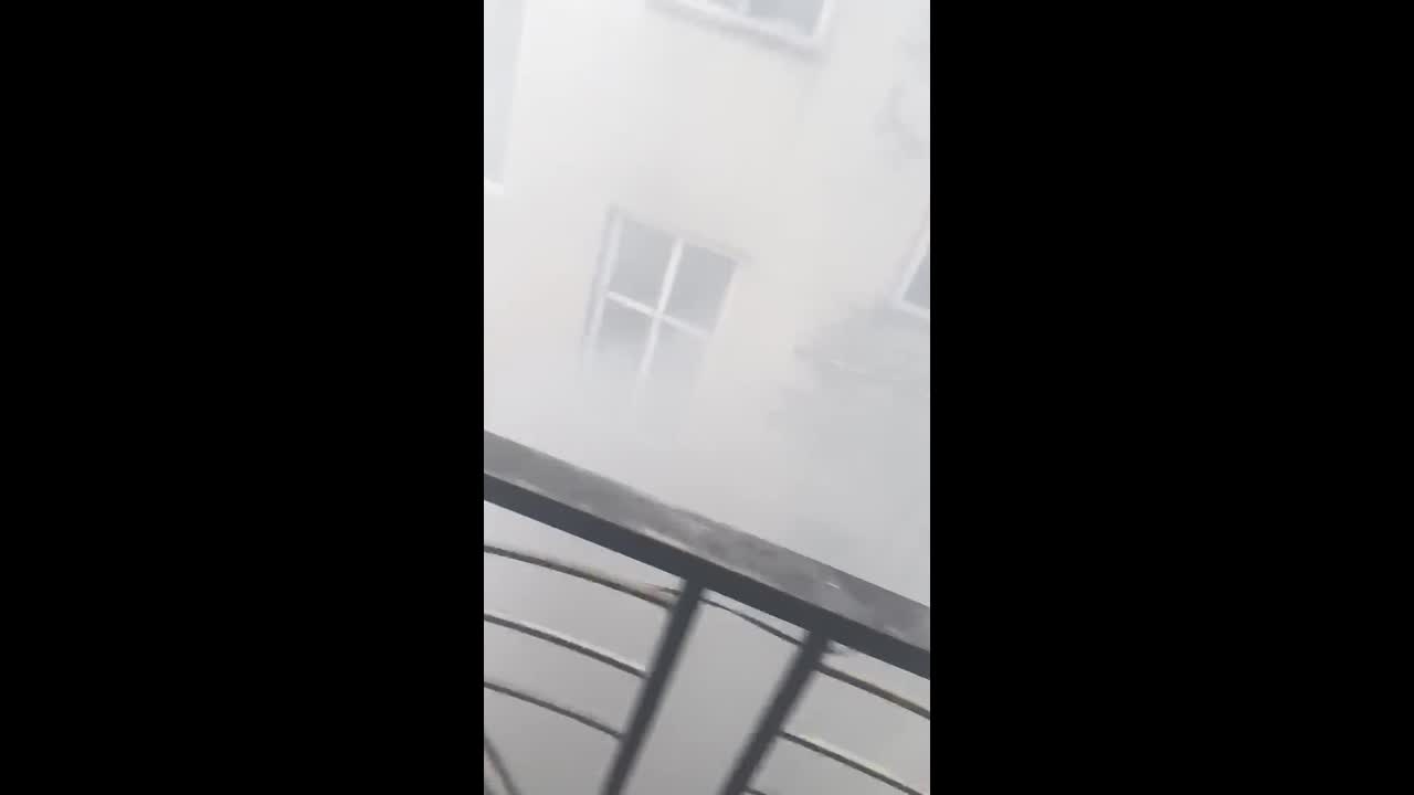 Tourist clings to rooftop pole as deadly Delhi restaurant fire kills at ...