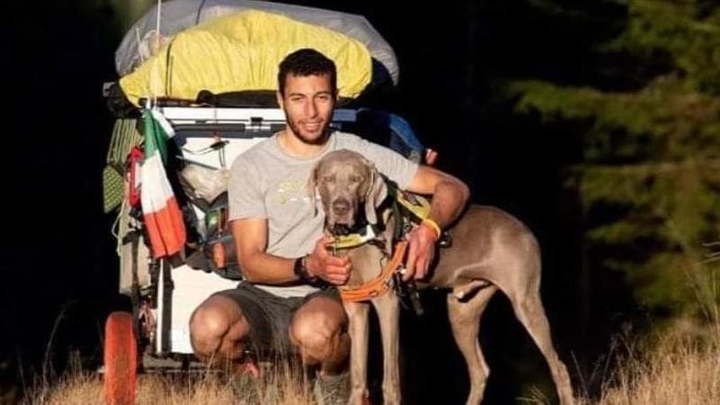 Addio a Victor, il cane globetrotter. Il suo amico umano Mikhael ...
