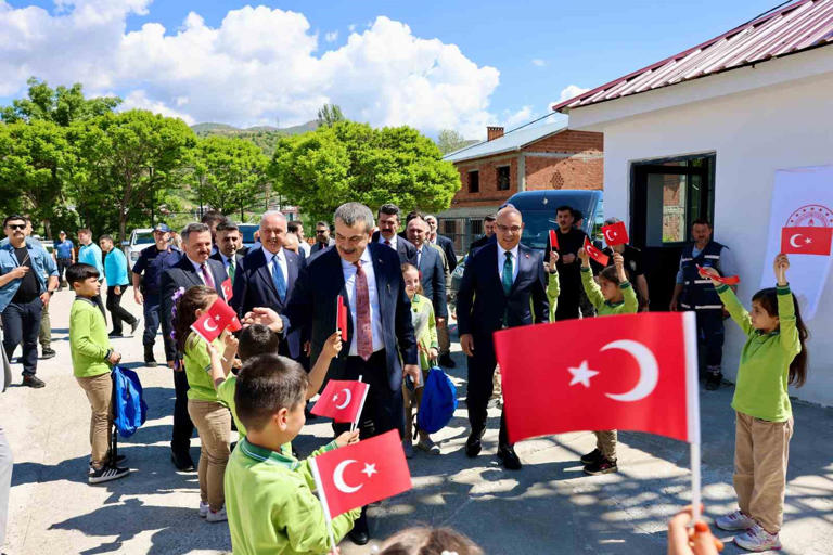 Bakan Yusuf Tekin Giresun’da hayırsever desteğiyle yapılan okul ve ...