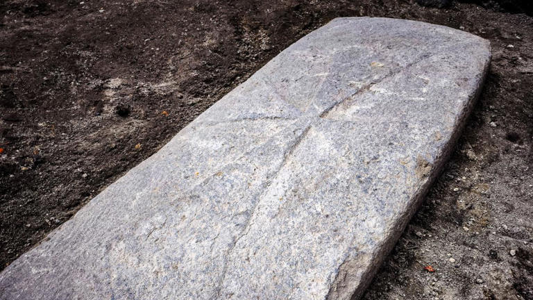 Una lápida del siglo XIII encontrada bajo una heladería de Gdańsk ...