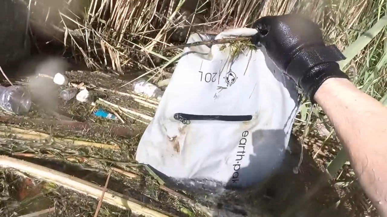 Six phones, one river, priceless reactions - diver returns lost tech to ...
