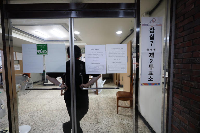 Breaking: Ballot shortage prompts voting extension at Jamsil 7-dong 2nd ...
