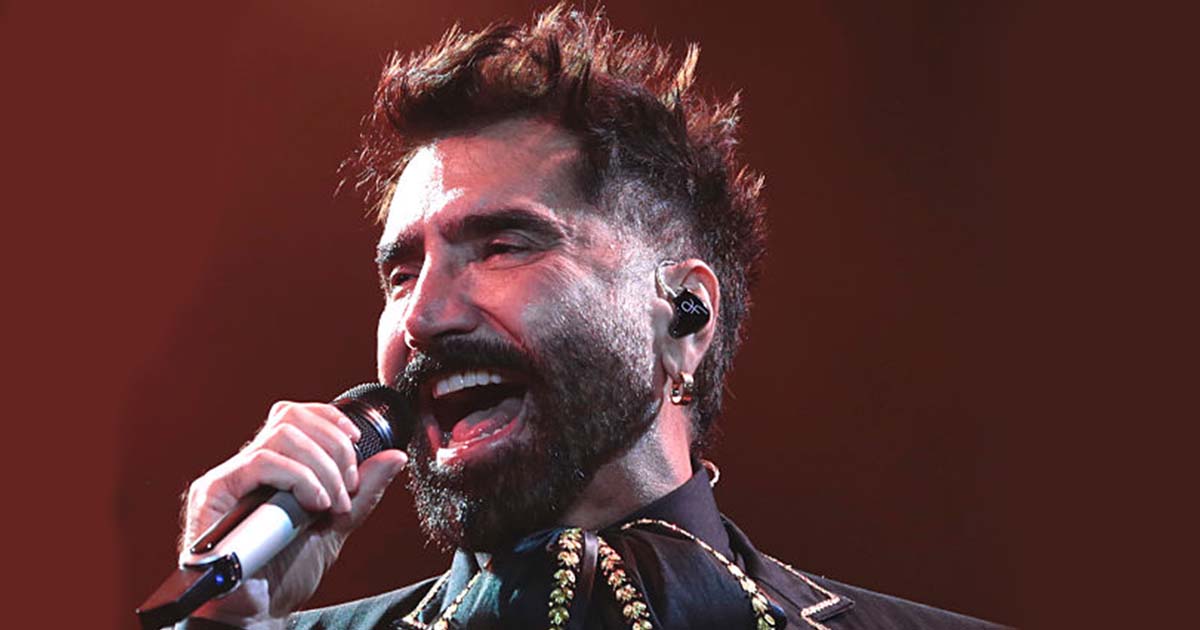 Tongue of World Cup headliner causes backlash on social media