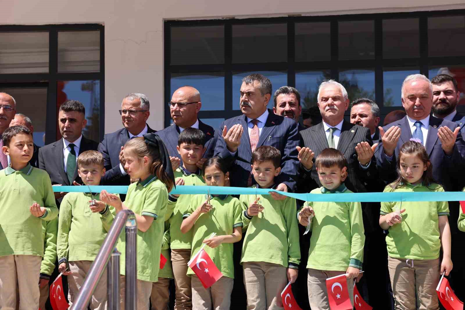 Bakan Yusuf Tekin Giresun’da hayırsever desteğiyle yapılan okul ve ...