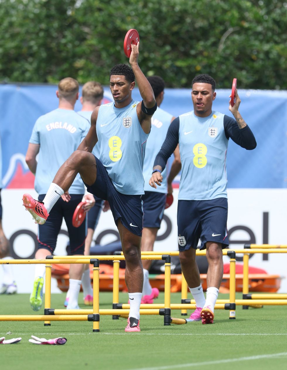 England star catches stray from Jude Bellingham in first World Cup ...