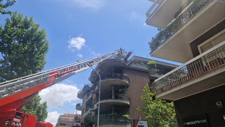 Maltempo a Roma, crolla un comignolo e i pini abbattono un balcone a ...