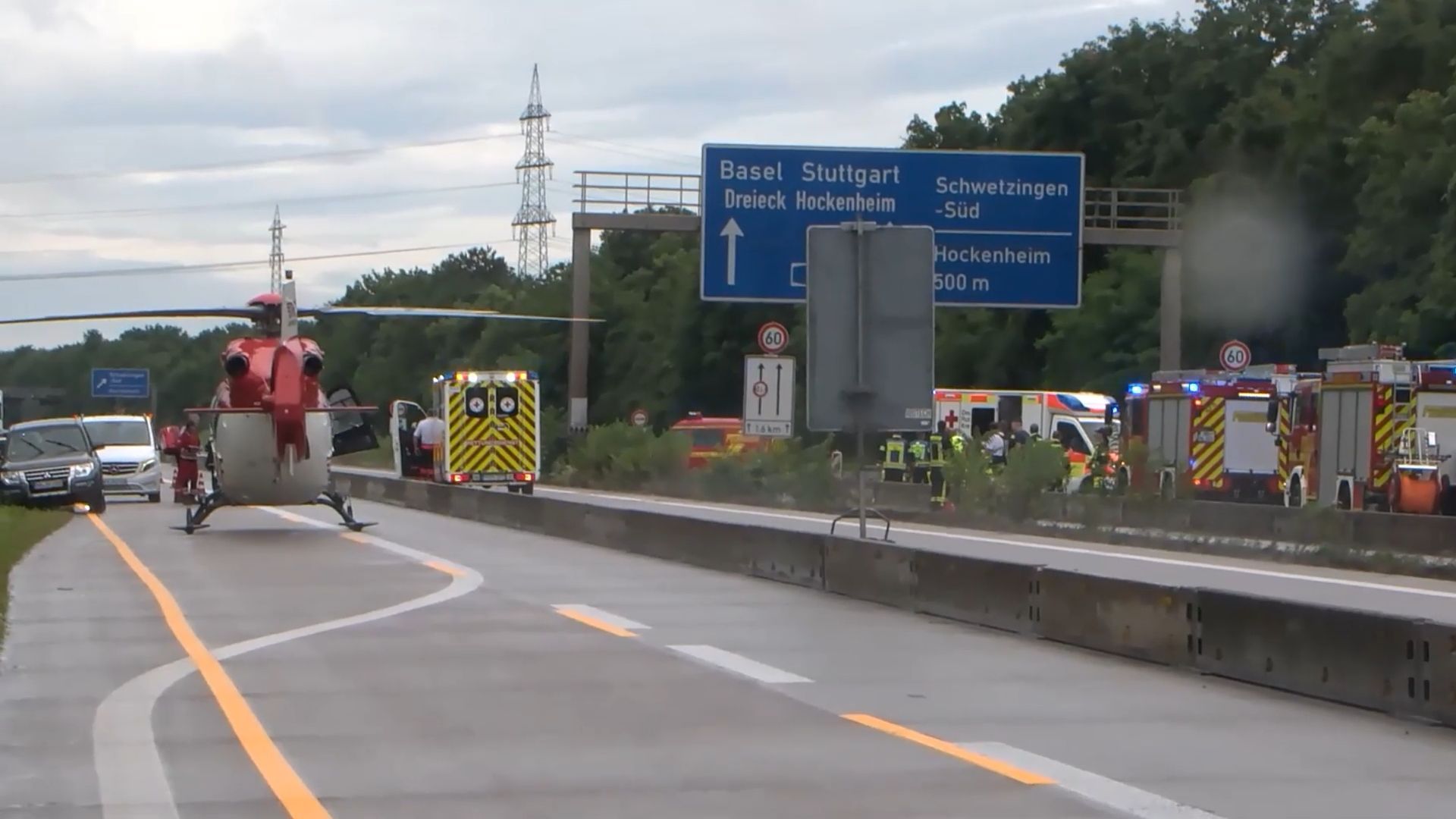 Audi nach Kollision auf der A6 bei Ketsch in Waldstück geschleudert ...