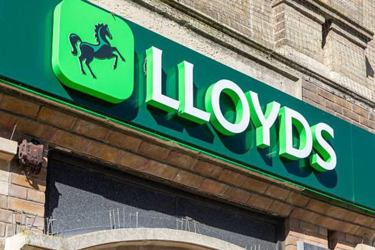 Lloyds Bank and Halifax app outage hits thousands of customers across ...